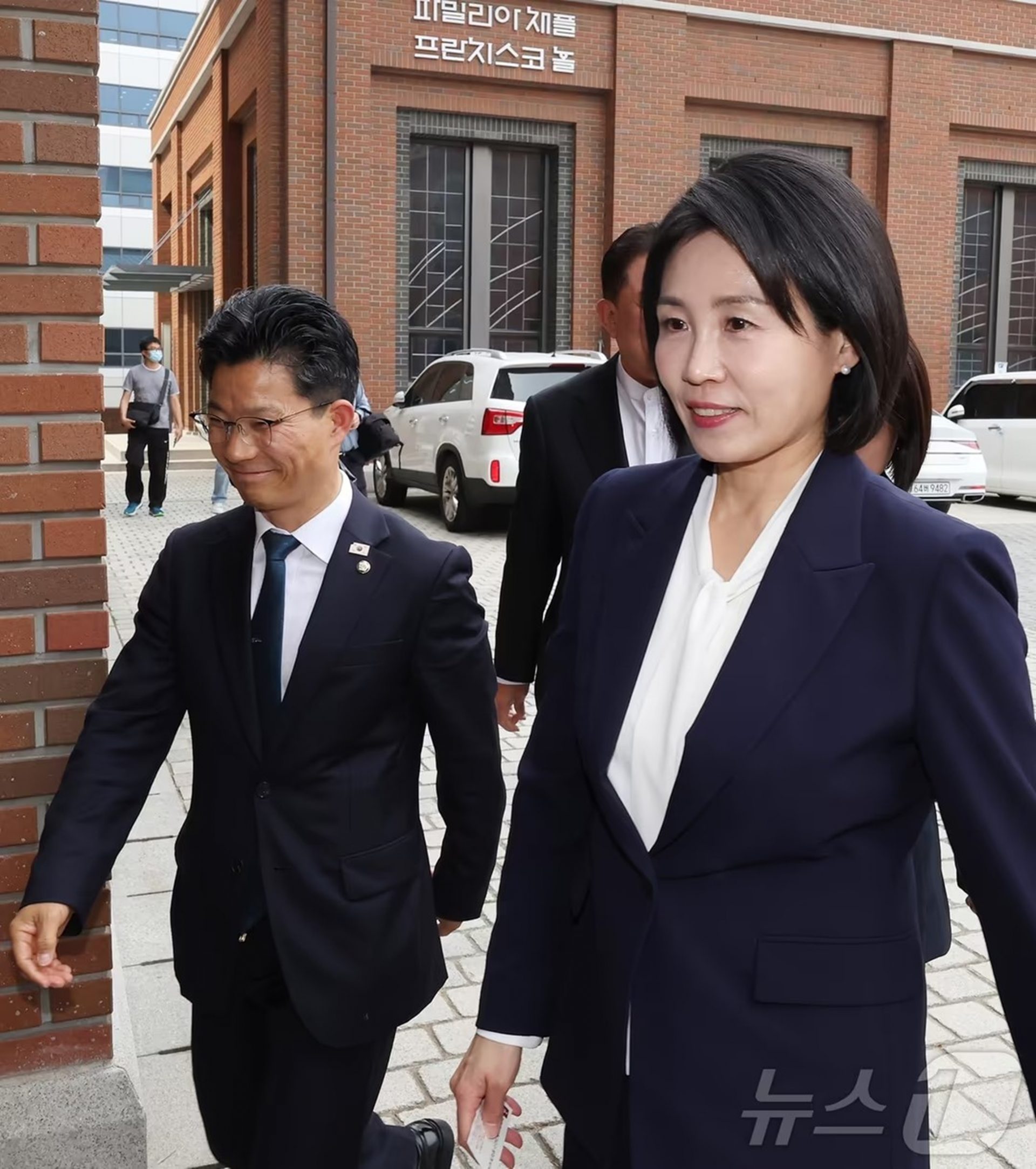 「一目惚れされて…」韓国・ピアノ留学を諦め、李在明氏と結婚した妻、静かな献身 | KOREA WAVE