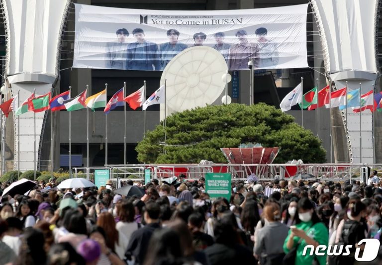 K-POPが韓国を離れる？「BTS観るため日本へ」…本国で深刻な「公演インフラ」不足、取り逃がす経済効果 | KOREA WAVE