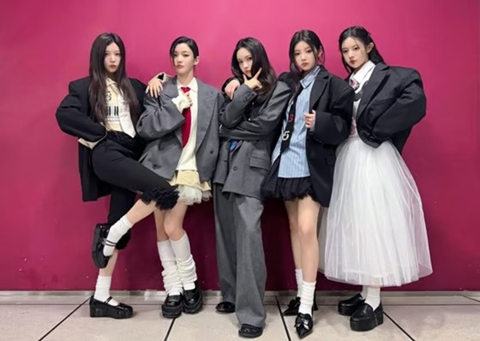 ILLIT、「NOT CUTE ANYMORE」の舞台が話題に | KOREA WAVE